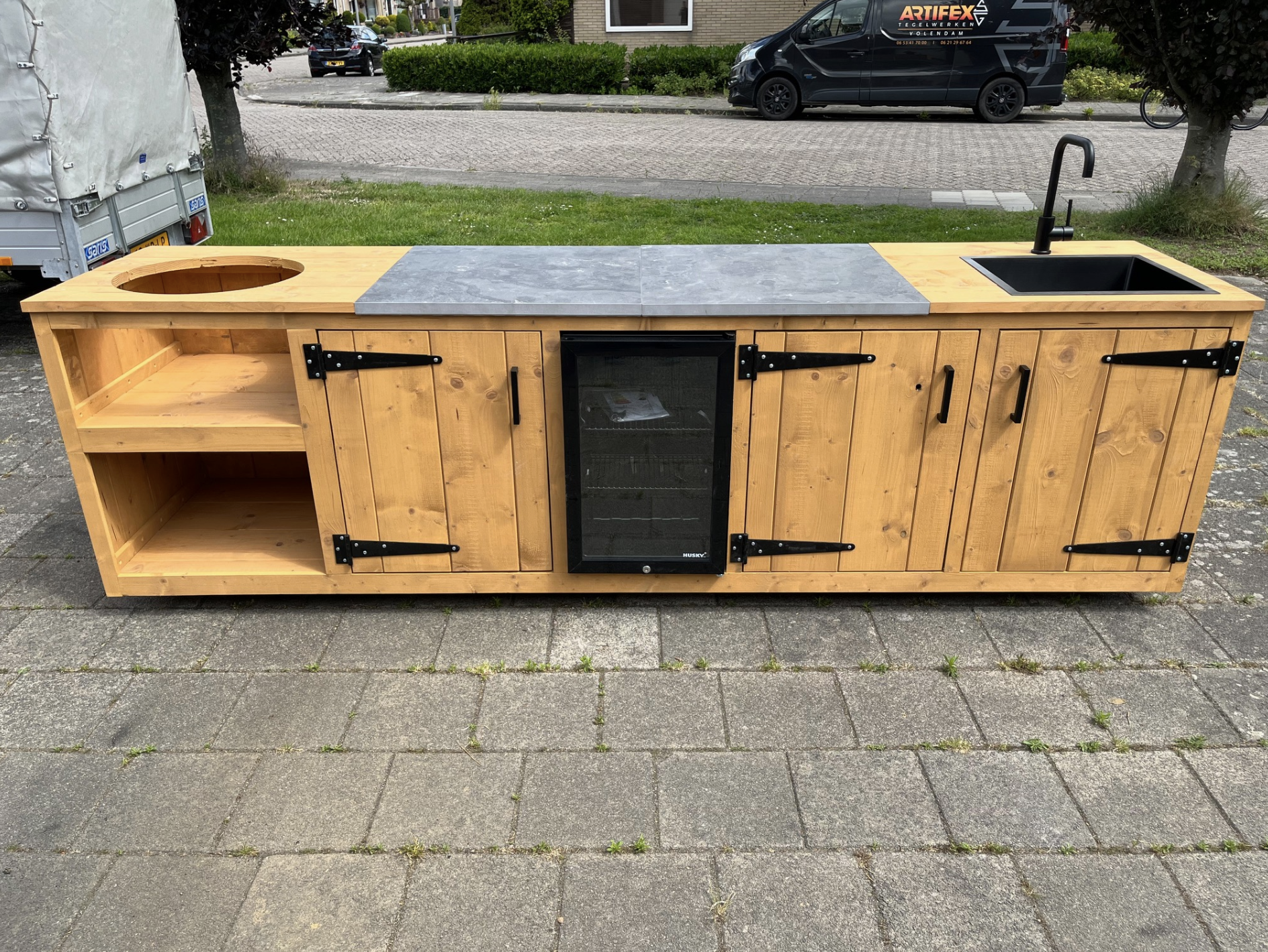 Buitenkeuken met Koelkast en Spoelbak - Houten BBQ Tafel